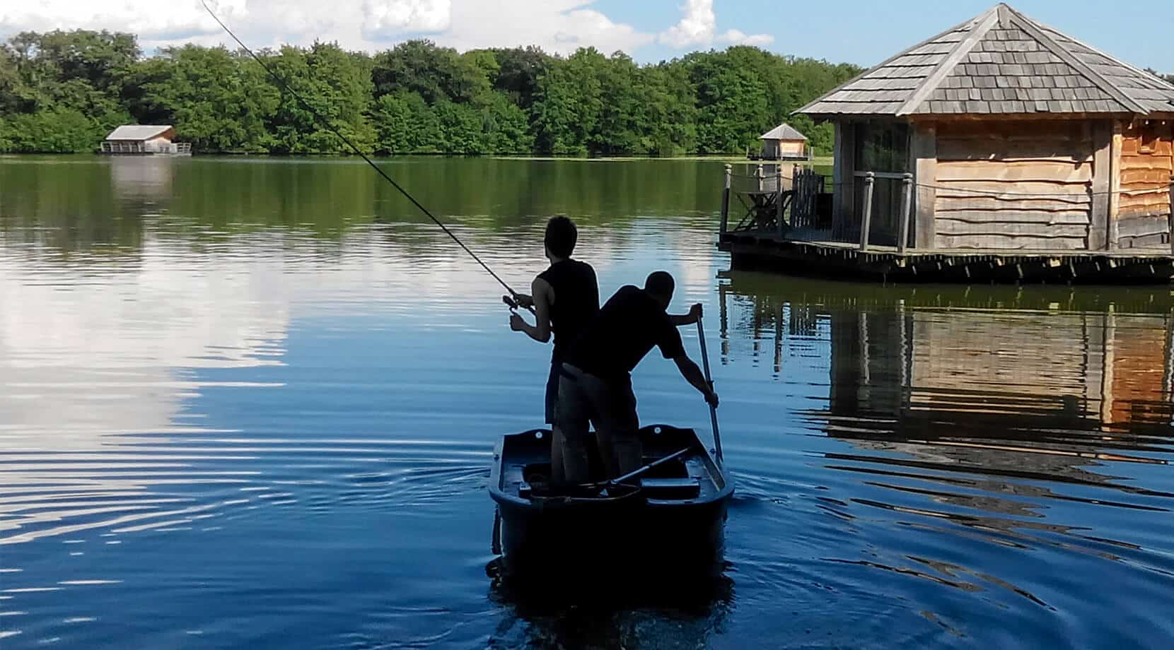 Location d’un chalet avec un étang de pêche privé – Domaine de la Dombes